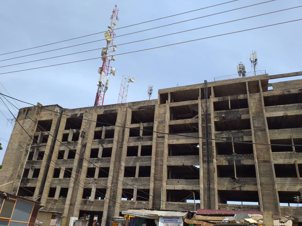 Mast collapses on building at Baatsona, Spintex road - The Ghana ...