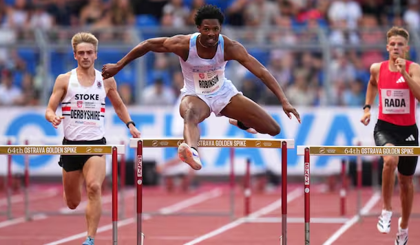 VIDEO: US hurdler Chris Robinson win 400m hurdles despite private parts ...